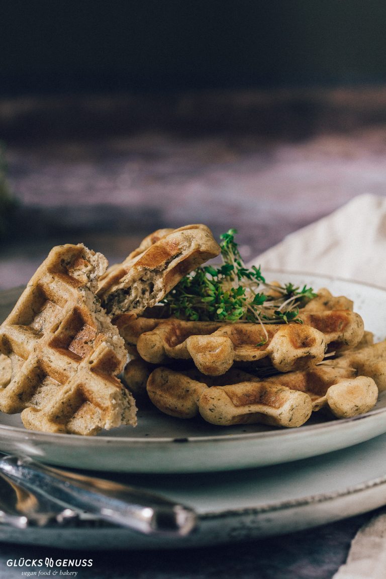 Herzhafte Kräuter-Maiswaffeln - Glücksgenuss