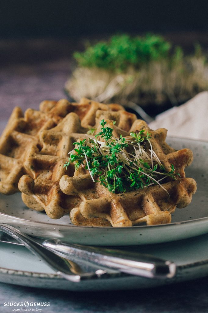 Herzhafte Kräuter-Maiswaffeln - Glücksgenuss