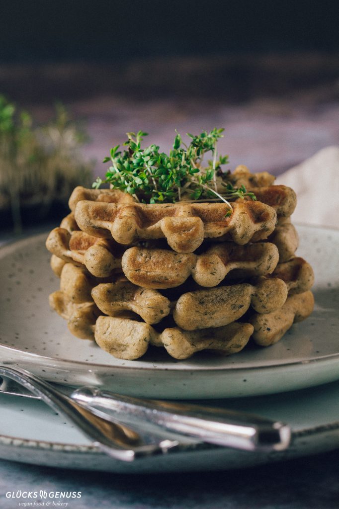 Herzhafte Kräuter-Maiswaffeln - Glücksgenuss