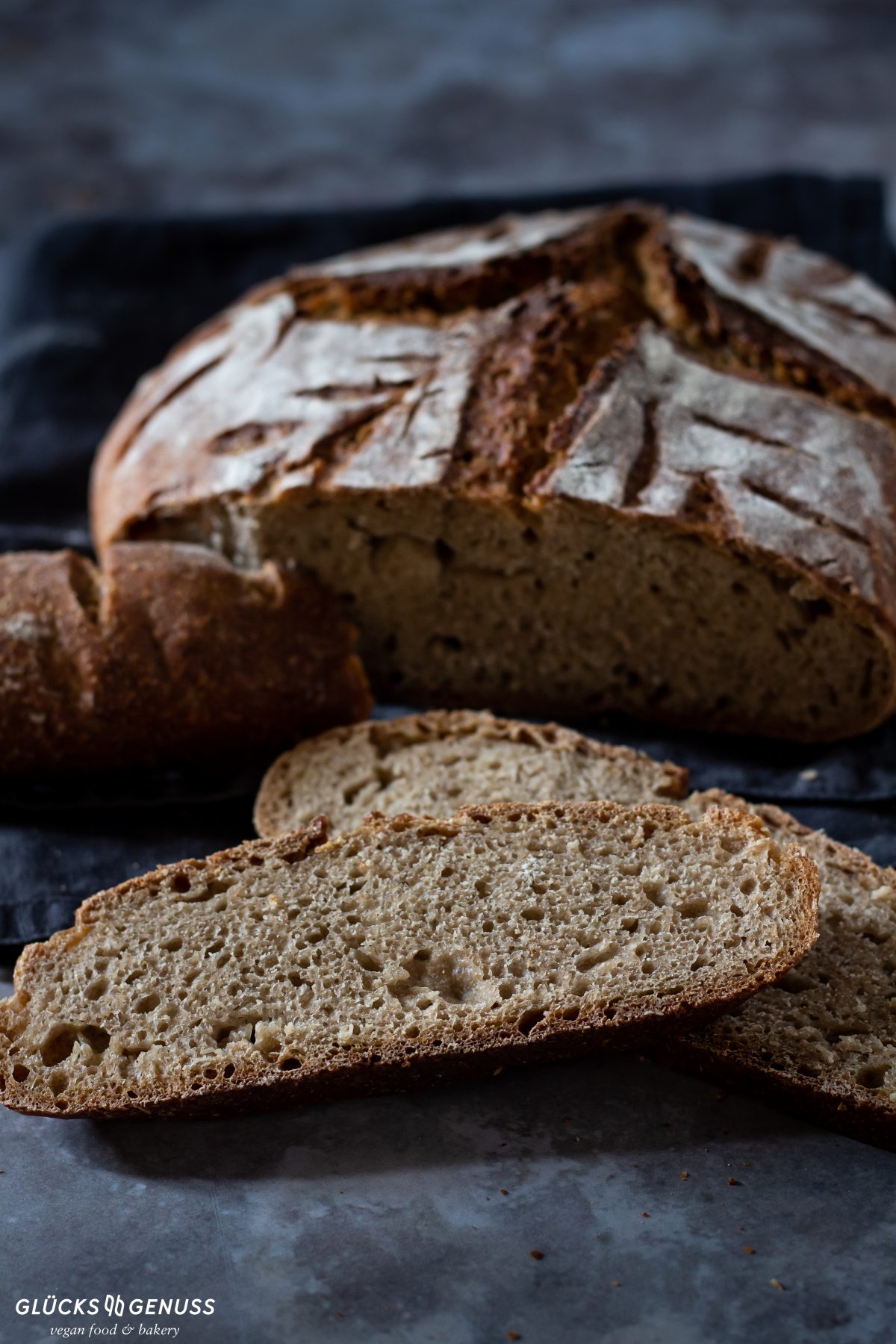 Saftiges Dinkel-Quark-Brot mit Sauerteig / vegan - Glücksgenuss